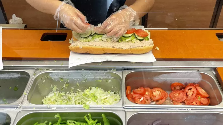 Pembuatan sandwich Subway