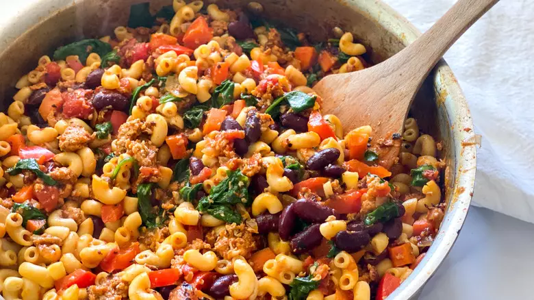 Fagioli Mac e spinaci al peperoncino arrostiti in 20 minuti