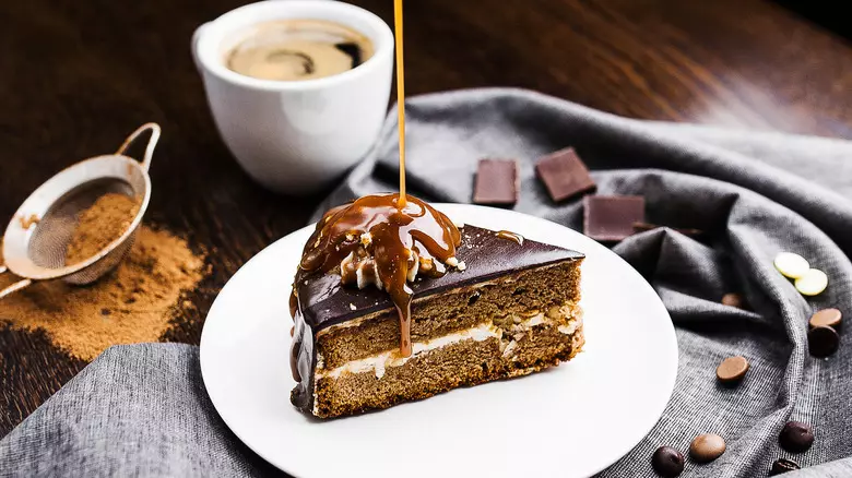 Bolo de chocolate e caramelo