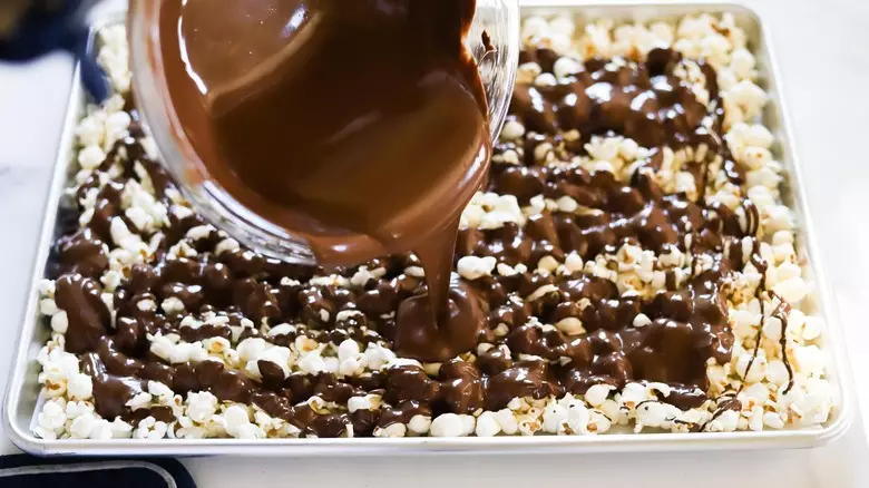 chocolade over popcorn