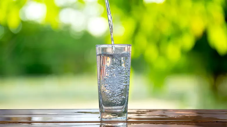 l'eau qui coule dans le verre