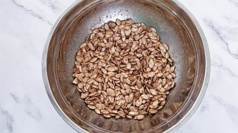 pagsagol sa cinnamon sugar pumpkin seeds