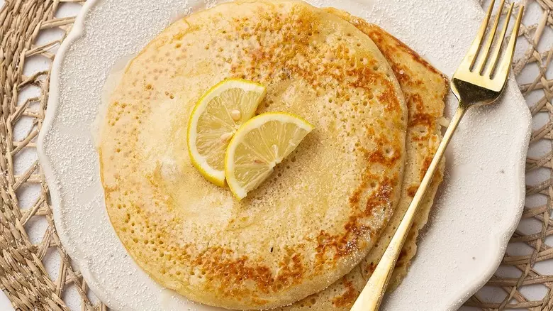 veganske crepes på tallerken