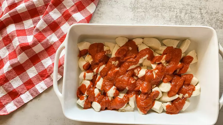 biscotti tagliati con salsa alla marinara