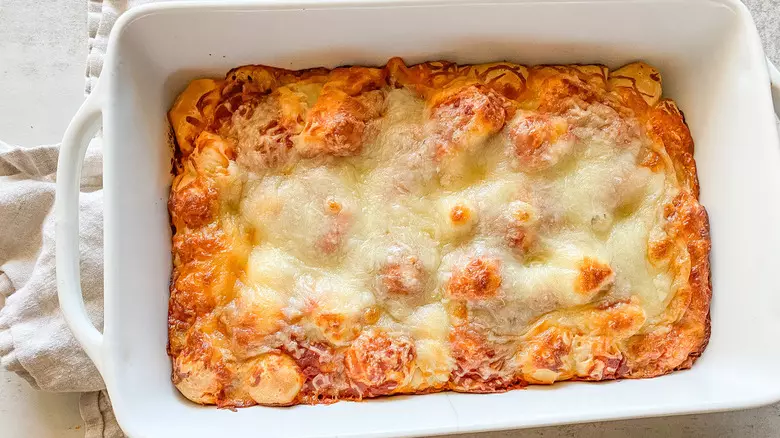 pizza met biscuitbodem in pan