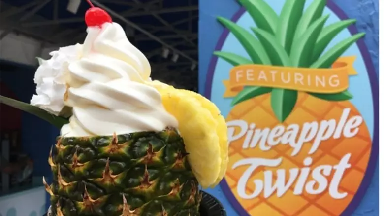 Piña sin corazón con látigo Dole Seaworld twist