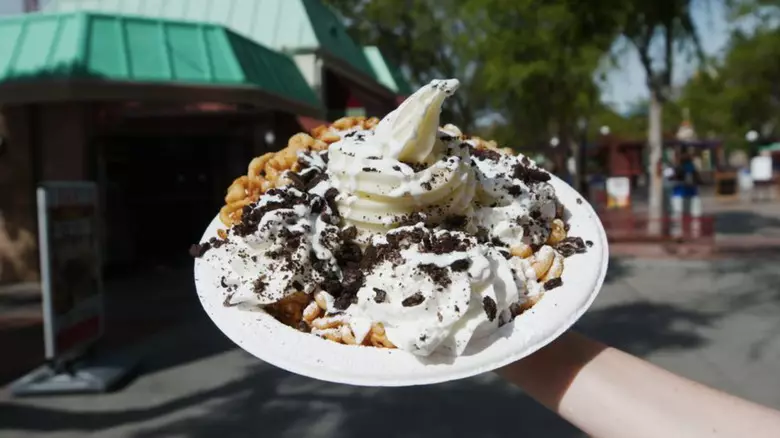 six flags magic mountain funnel cake iskrem Oreos