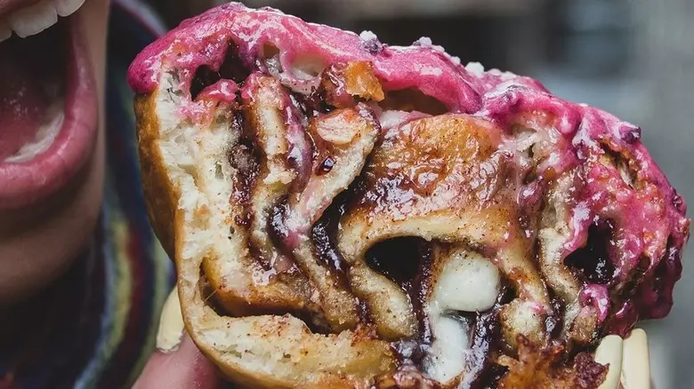 Knott's Berry Farm inonakidza bun cinnamon roll