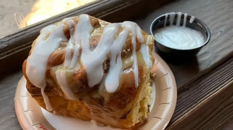 Disney World Gaston's Tavern Cinnamon Roll Glaçat Magic Kingdom