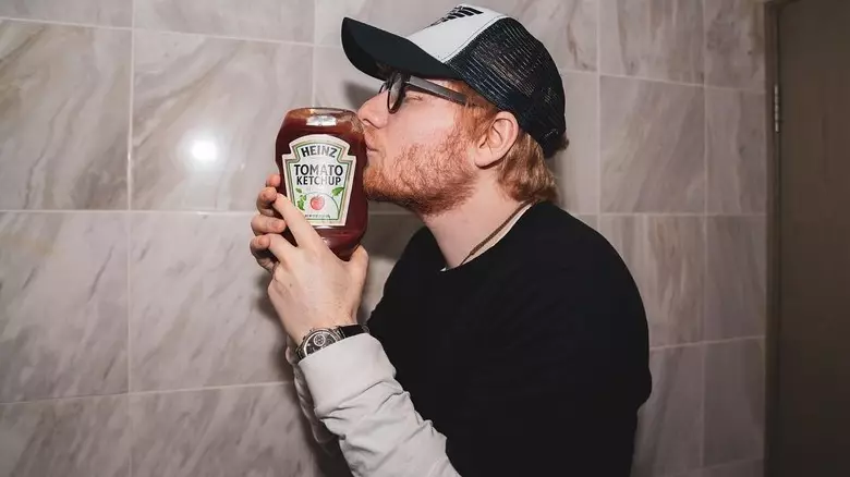 Ed Sheeran na-esusu otu karama ketchup ọnụ