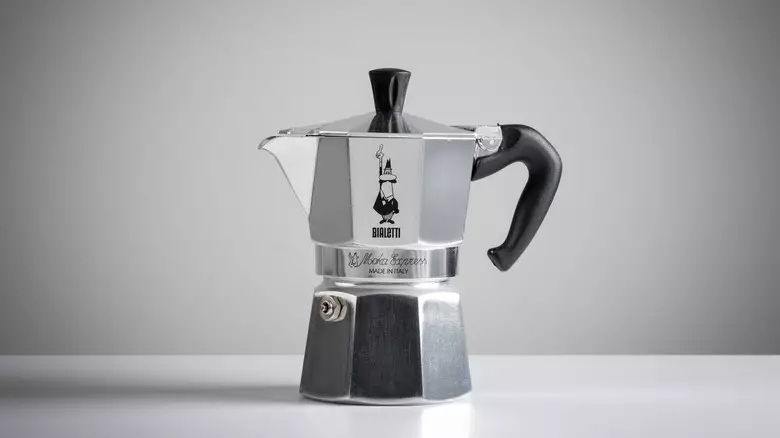 Күмүш түстөгү Bialetti кофе кайнаткыч