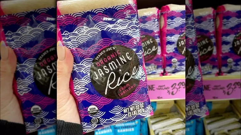 Bir torba Trader Joe'nun yeni organik yasemin pirincini tutan kişi