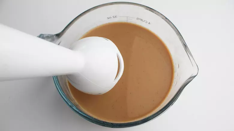liquidificador de imersão acima de chai latte