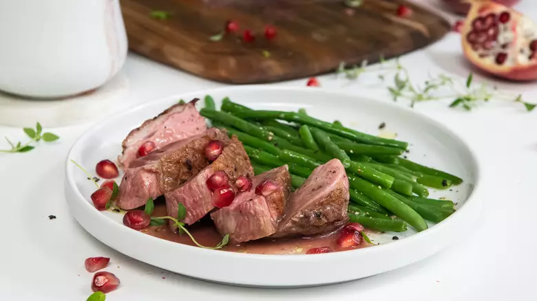 pechuga de pato en rodajas con salsa de granada y verduras