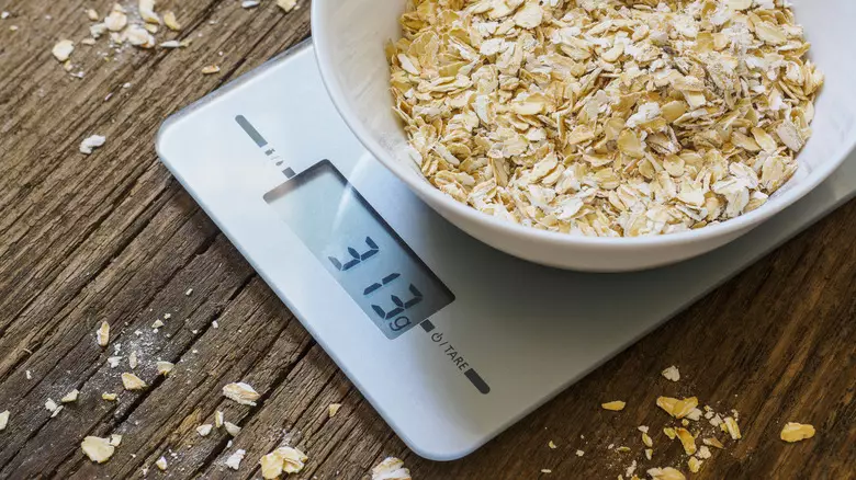 báscula de cocina con tazón de avena