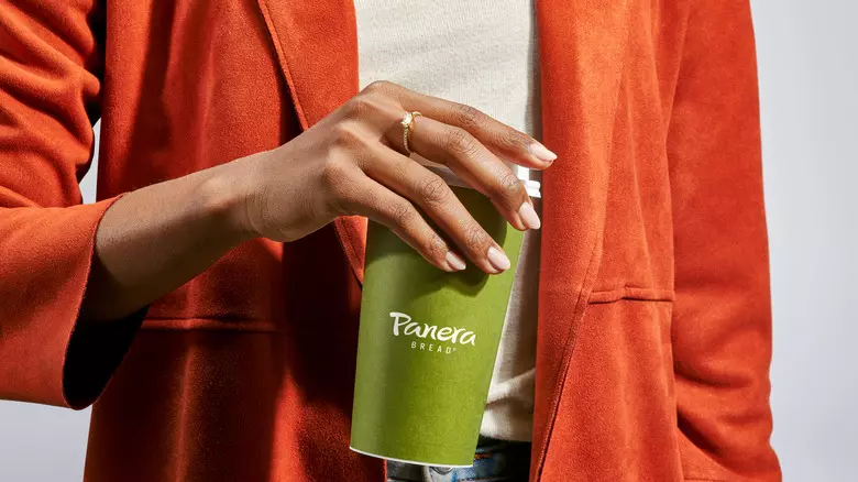 Une femme avec une tasse de café Panera