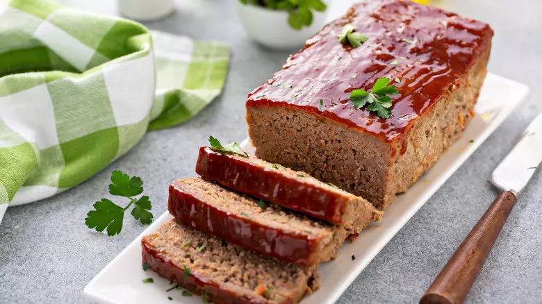 Pain de viande sur une assiette