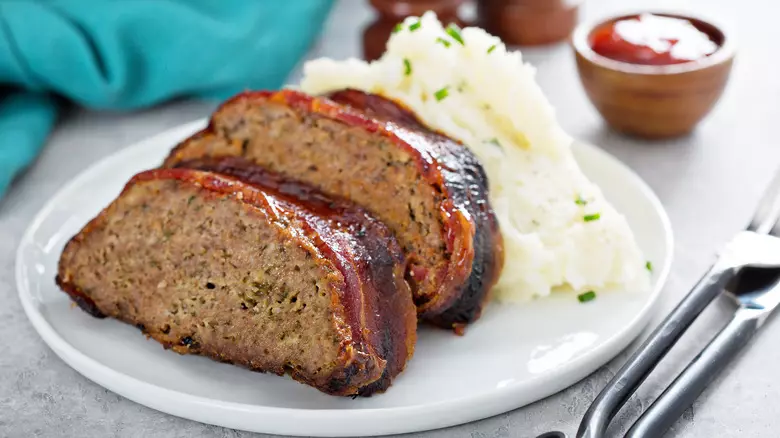 Pain de viande sur une assiette avec purée de pommes de terre