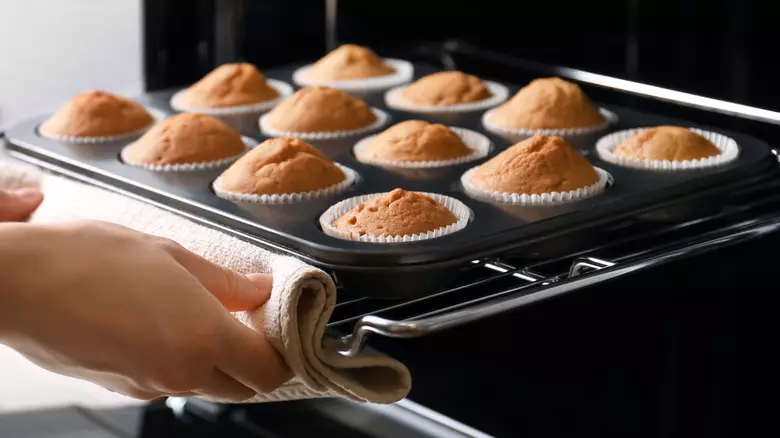 ដុតនំ muffins នៅក្នុងថាសដុតនំ