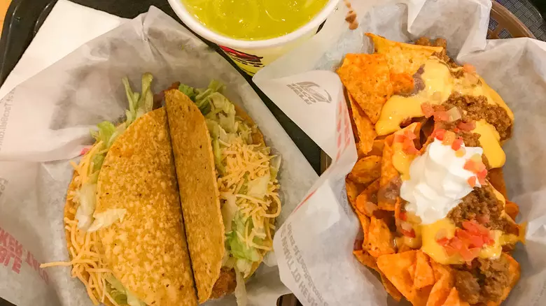 Taco Bell tacos እና nachos