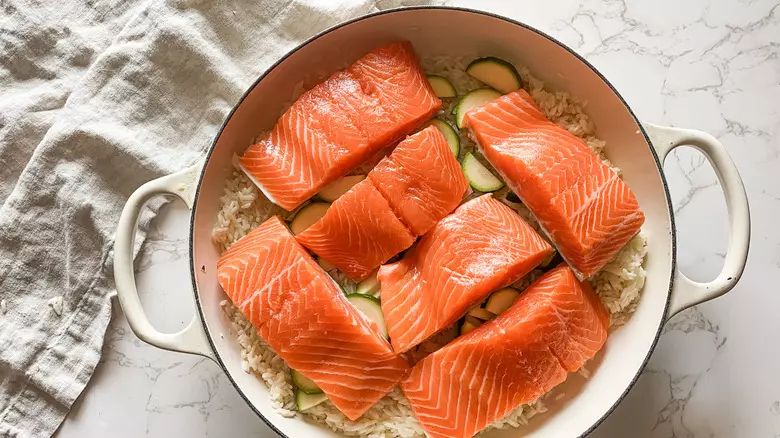 salmon nyob rau hauv lub lauj kaub