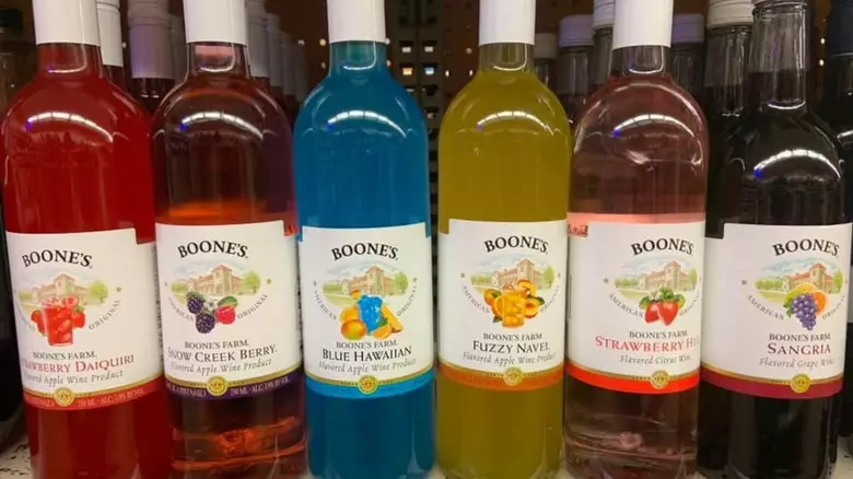 garrafas coloridas de fazenda boones