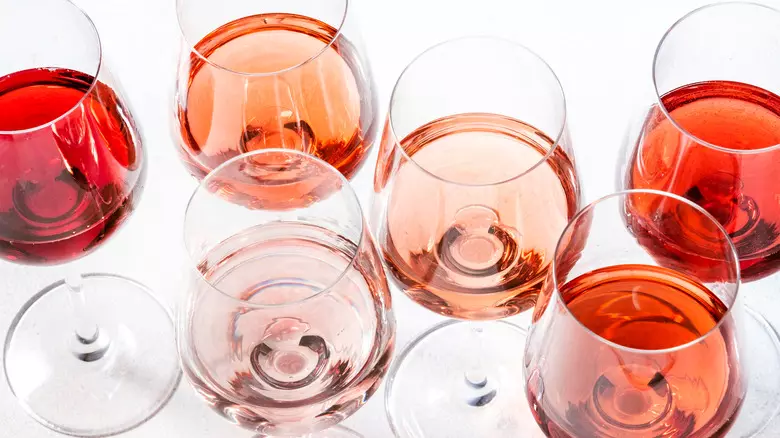 diferentes cores de viño en copas