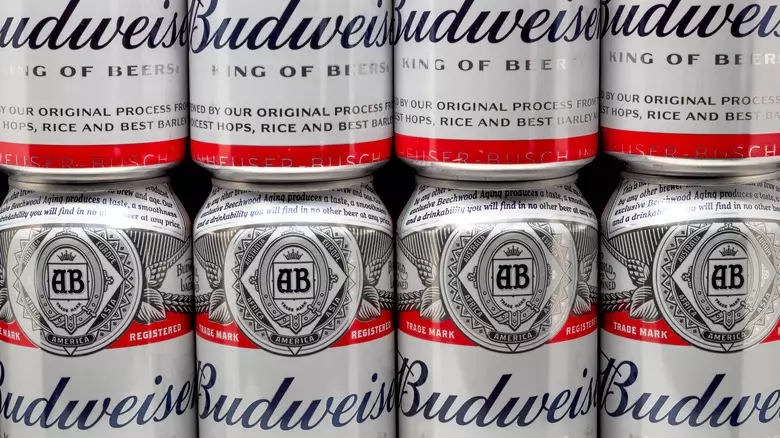 Budweiser cans च्या ओळी