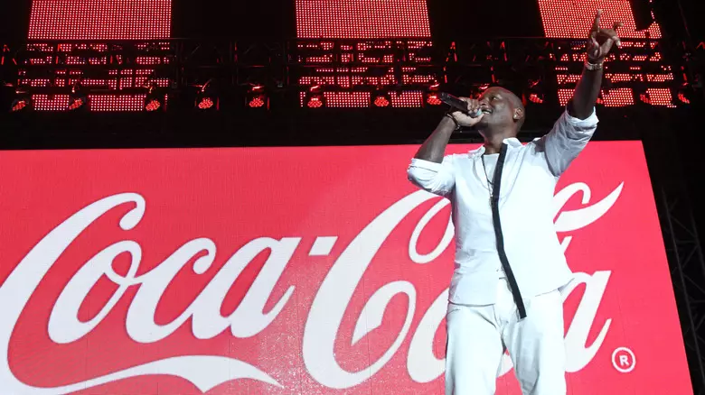 Tyrese Gibson kun la emblemo de Koka-kolao en la fono
