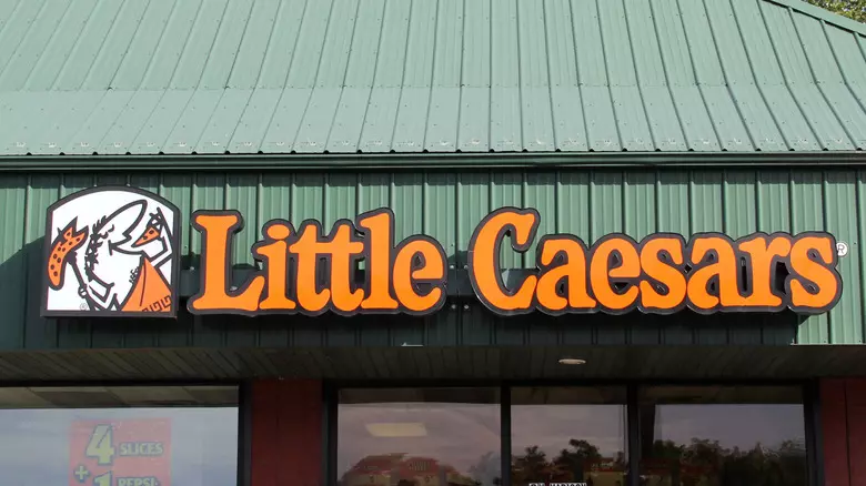 Logotipo de Little Caesars en un techo verde