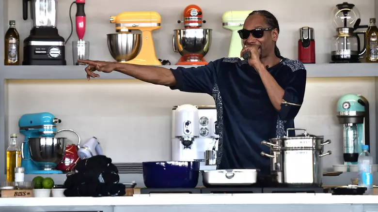 Snoop Dogg predvádza živú ukážku varenia