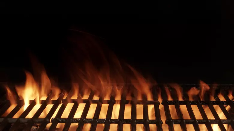 płonący grill w ciemności