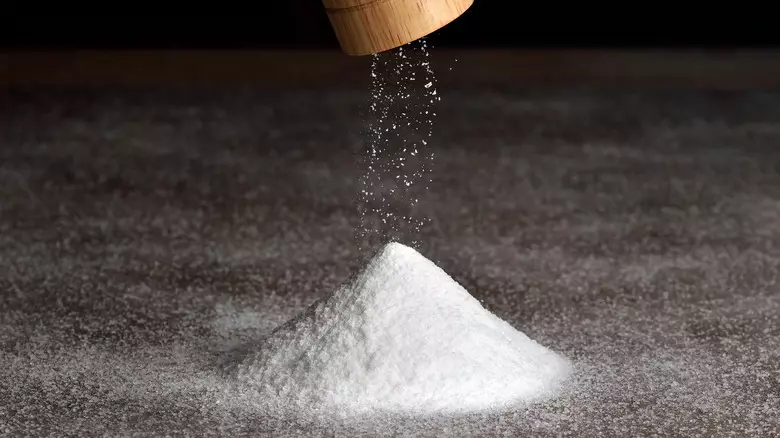 stapel gemalen zout met grinder
