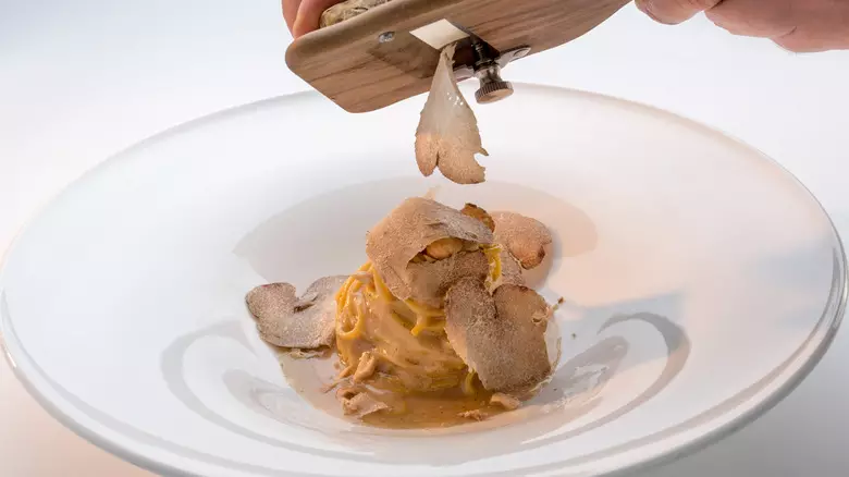 Geraspte wite truffel op pasta