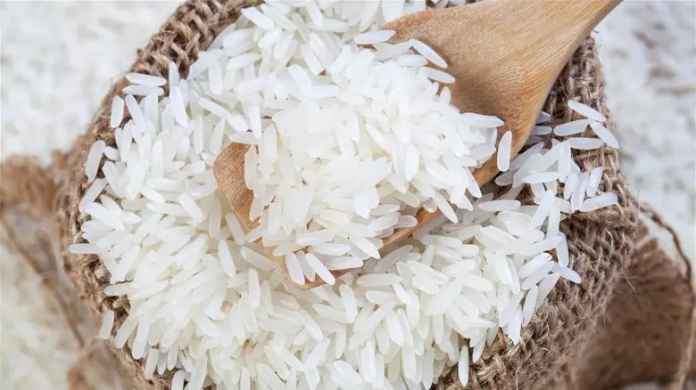 riz dans un panier tressé avec une cuillère en bois