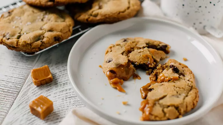 Cookies coklat chip caramel asin