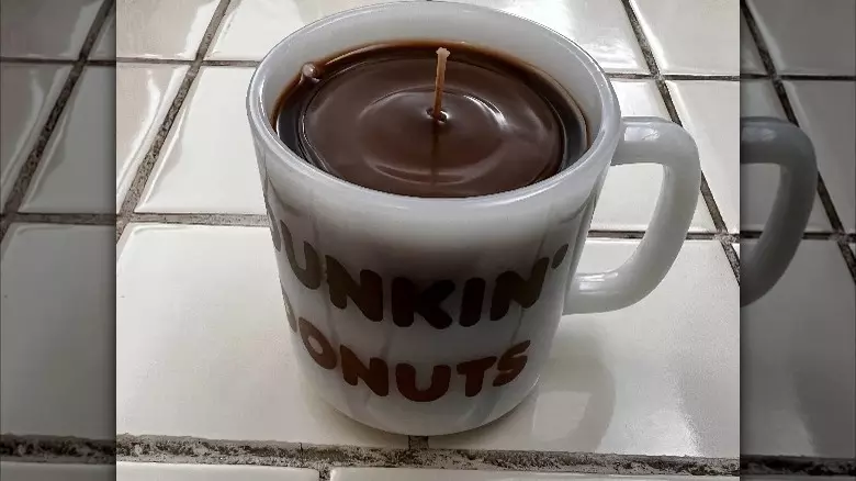 candela profumata al caffè in tazza vintage Dunkin'