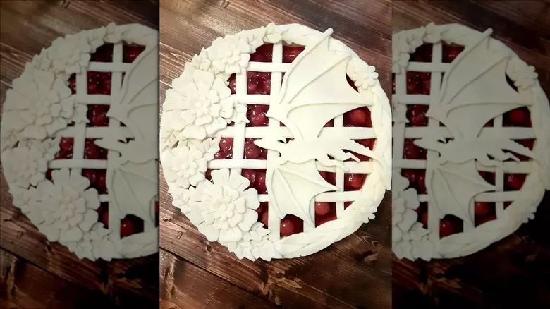 Crosta di torta a forma di drago e fiori