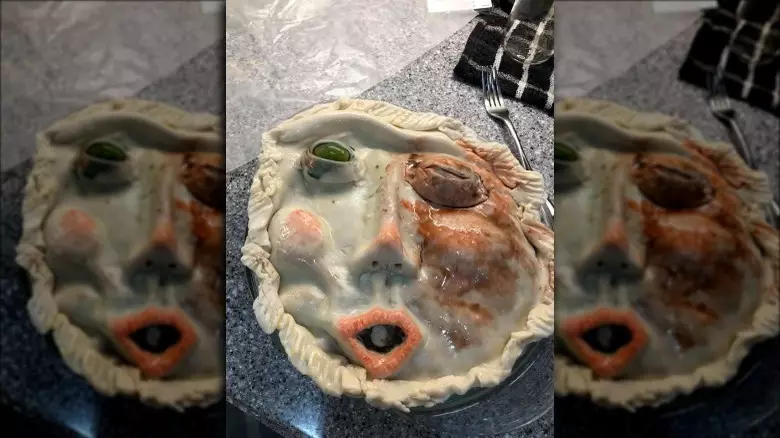 Tortenkruste in Form eines deformierten Gesichts