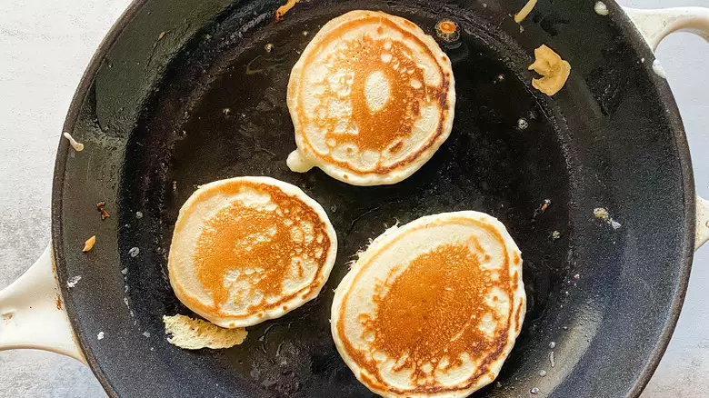 pancakes nyob rau hauv lub skillet