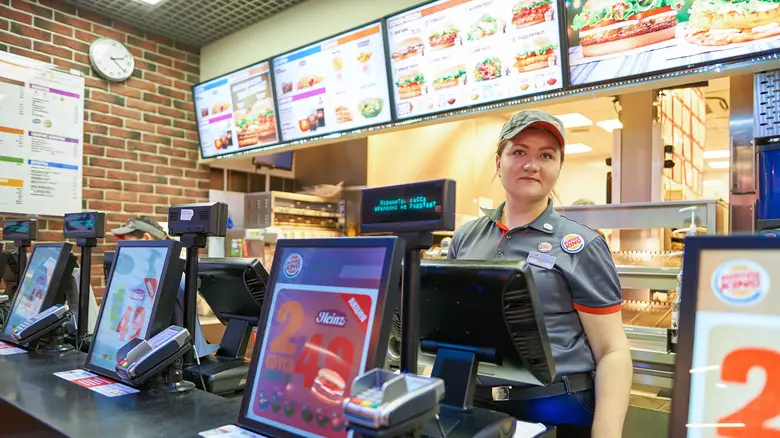 Burger King onye ọrụ n'azụ counter