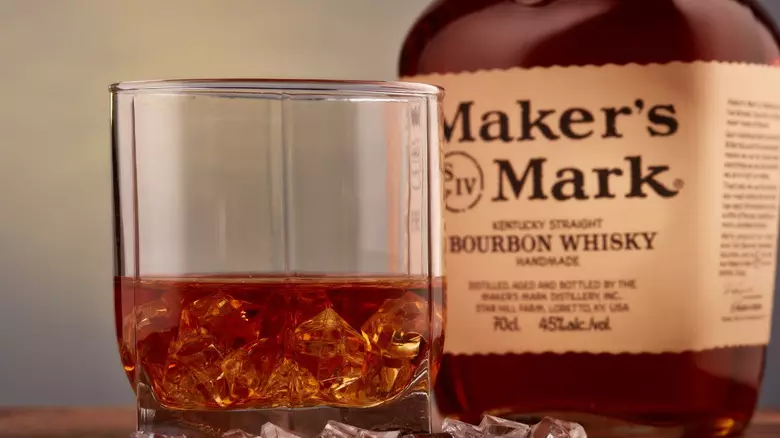 Wiski Maker's Mark dalam gelas