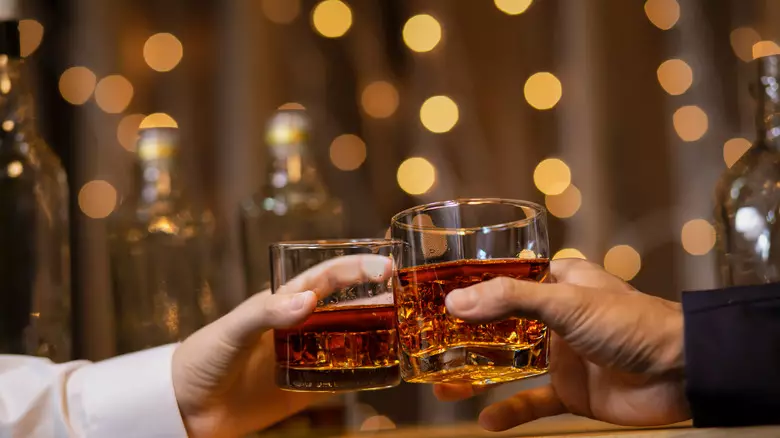 Priatelia pri opekaní whisky