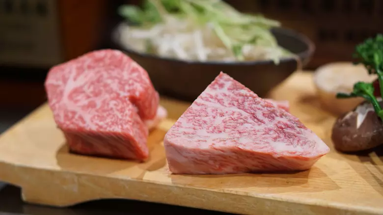 Bagātīgi marmorēta Kobes liellopu gaļa