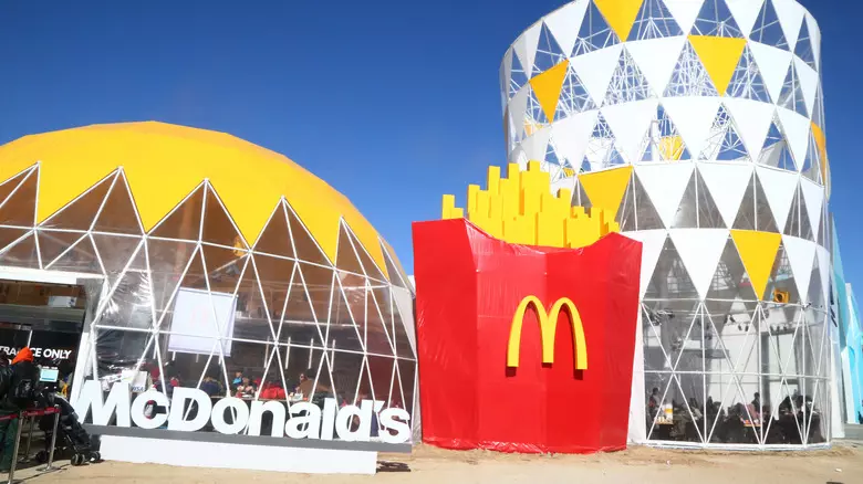 Nadměrný kontejner na smažení McDonald's mimo budovu na olympijských hrách 2018