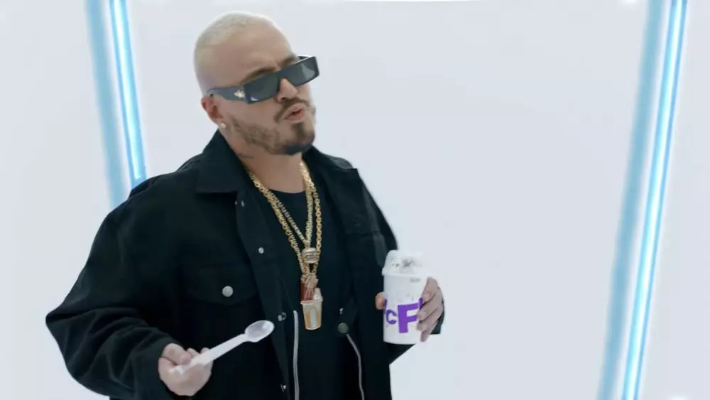 J Balvin no comercial do McDonald's comendo McFlurry