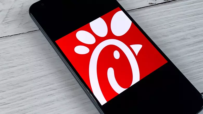 موبائل ڈیوائس اسکرین پر Chick-fil-A لوگو