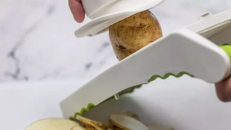 Slow Cooker Au Gratin Aartappels - mandolining aartappels