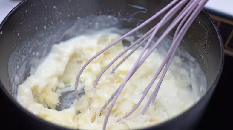 Slow Cooker Au Gratin Potatoes – Mehl einrühren