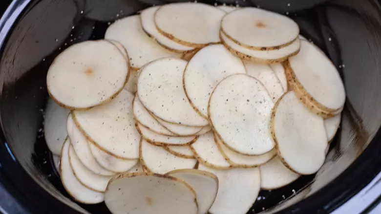Slow Cooker Au Gratin Potatoes - φέτες πατάτας στοιβαγμένες